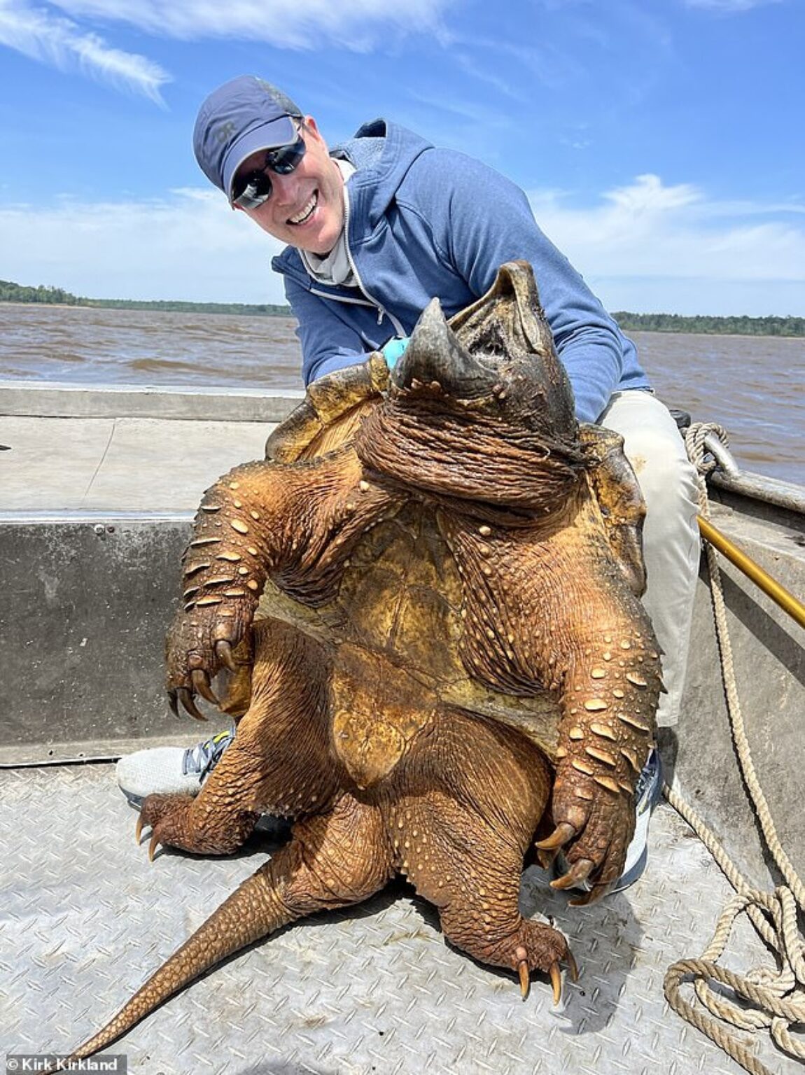 Kentucky angler nabs a 200-pound prehistoric alligator snapping turtle ...